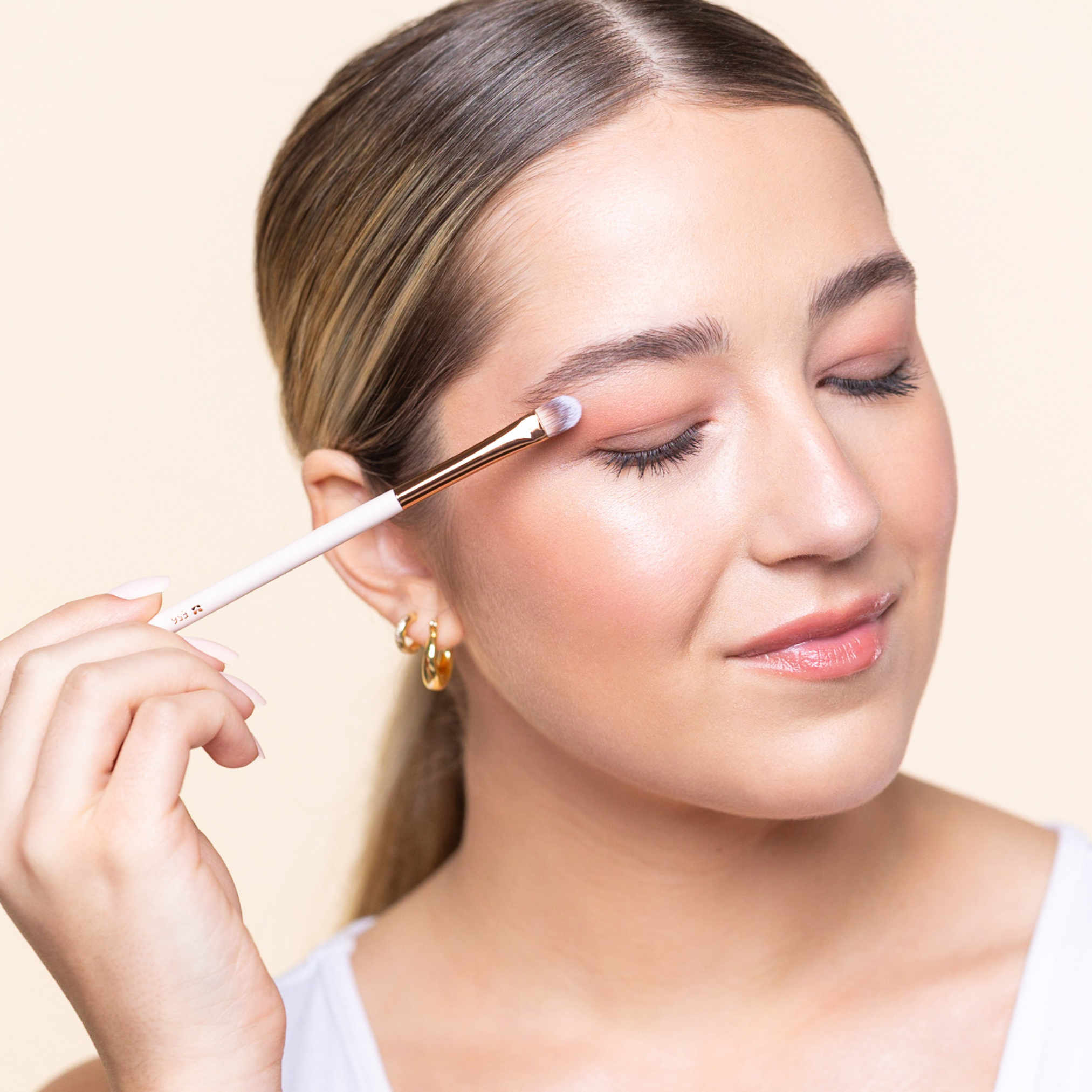 Medium Eyeshadow Lid Brush, Ideal for Applying Shadow to Eyelids – Red ...